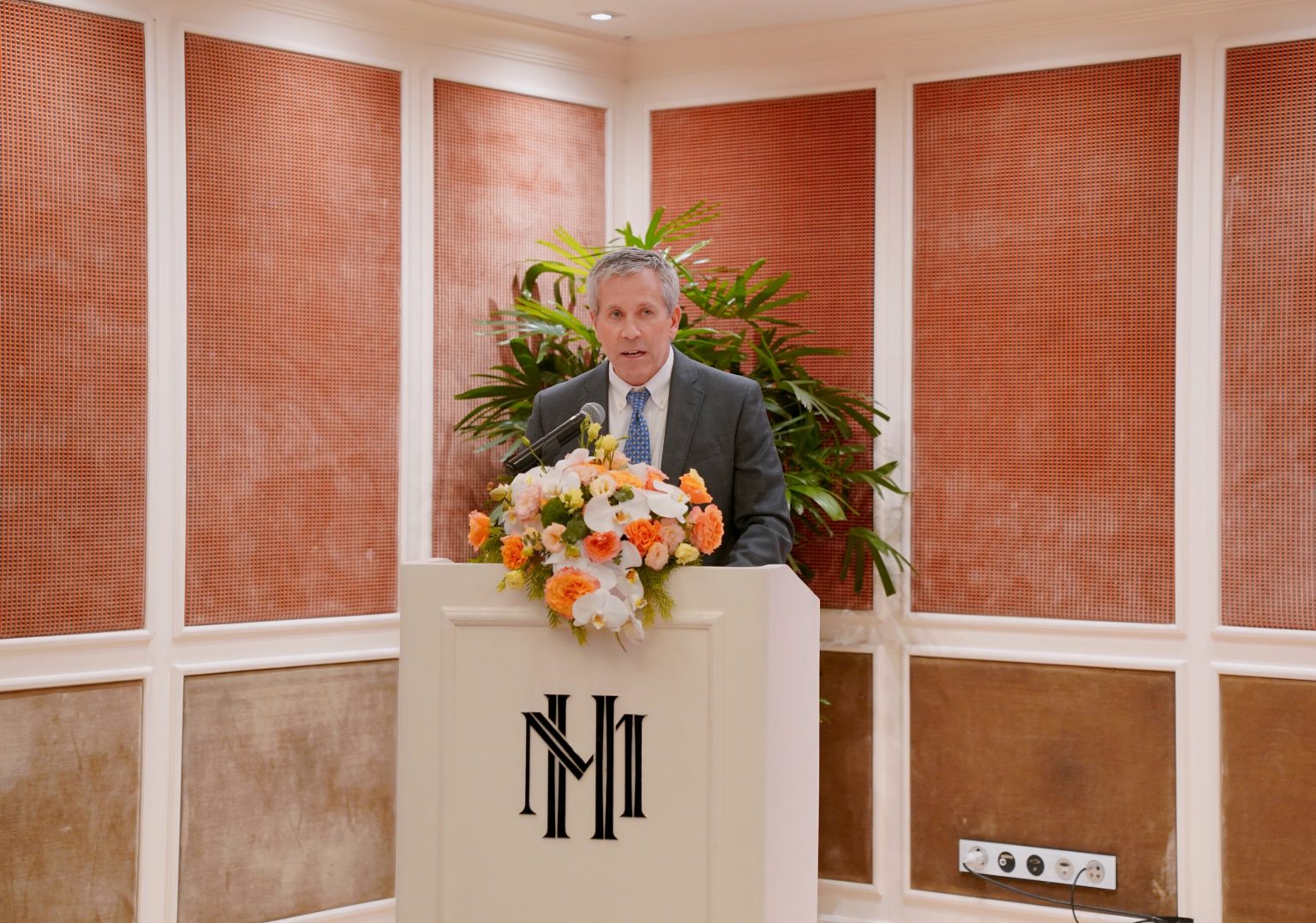 Vietnam Airlines signed a memorandum of understanding with Boeing to ...