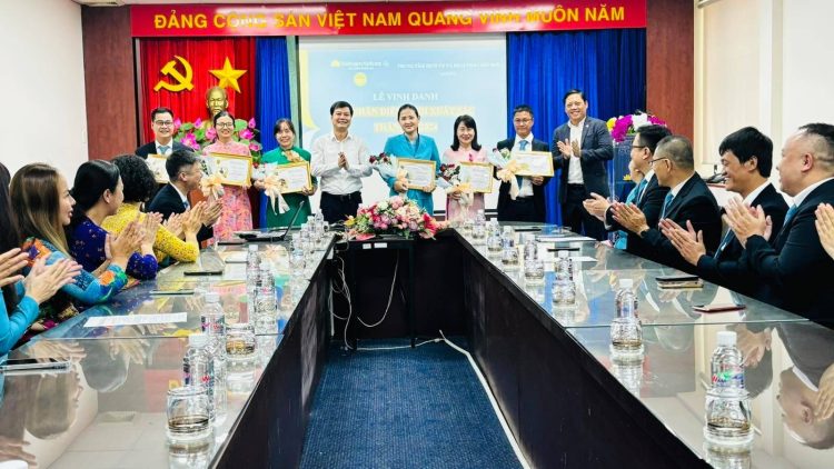 Trung tâm Dịch vụ và Khai thác sân bay tổ chức vinh danh các cá nhân ...