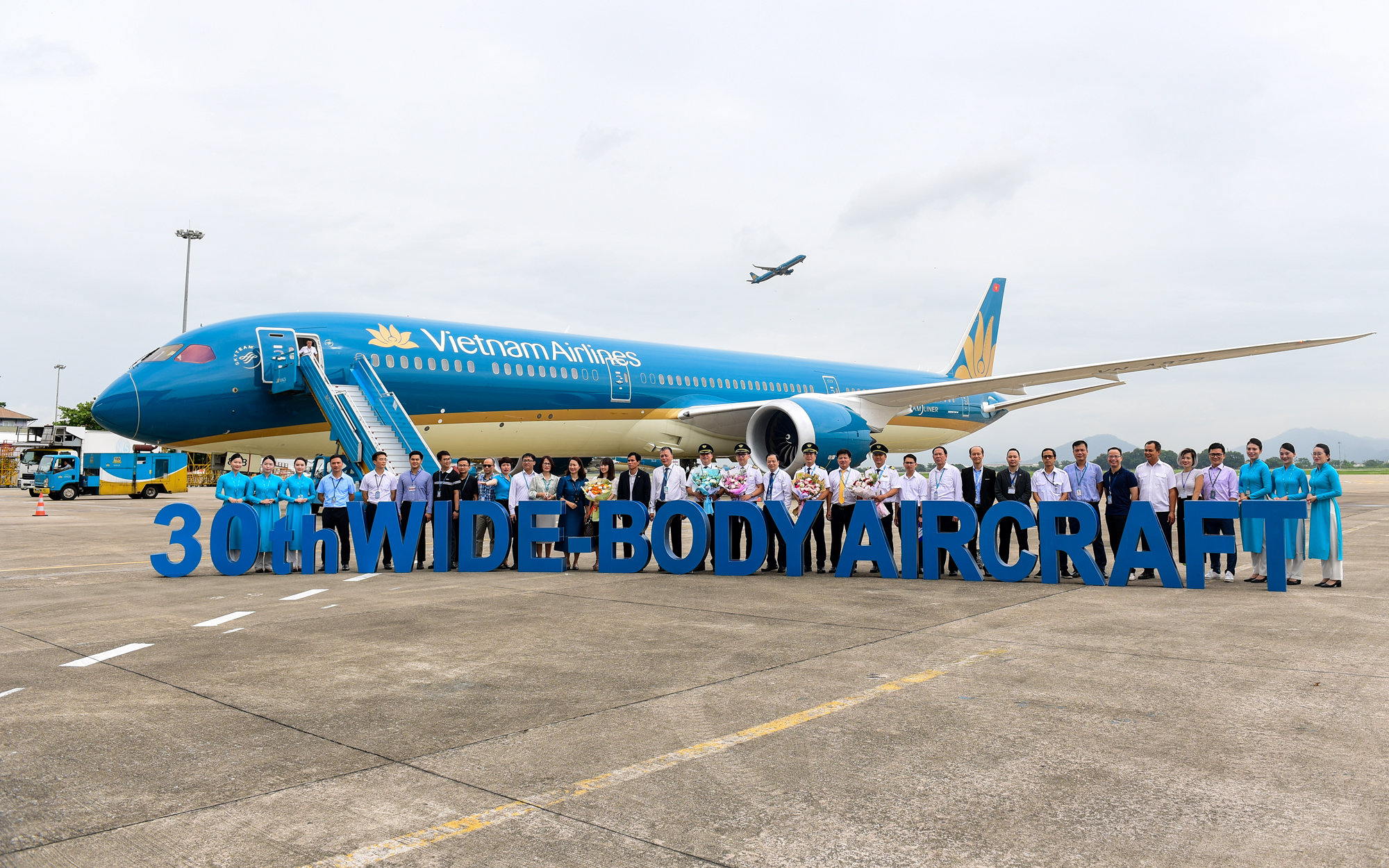 [VNA News] Vietnam Airlines đón “siêu máy bay” Boeing 787-10 thứ 5 ...